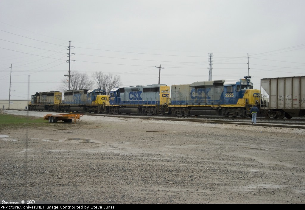 CSX 8137,8420,6427,2225 of Q534 work Memphis Junction Yard